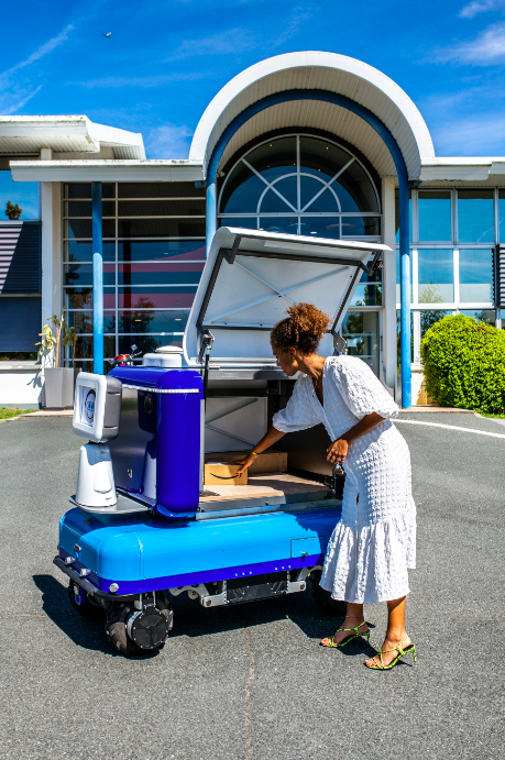 Robot logistique UHA | Kompai Robotics